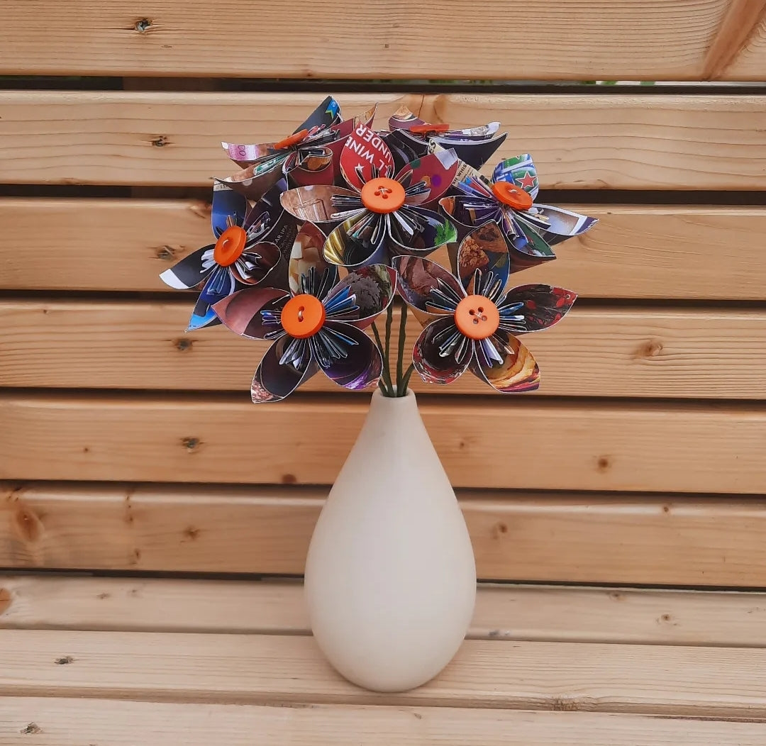 Upcycled magazine flowers – The Upcycle Movement